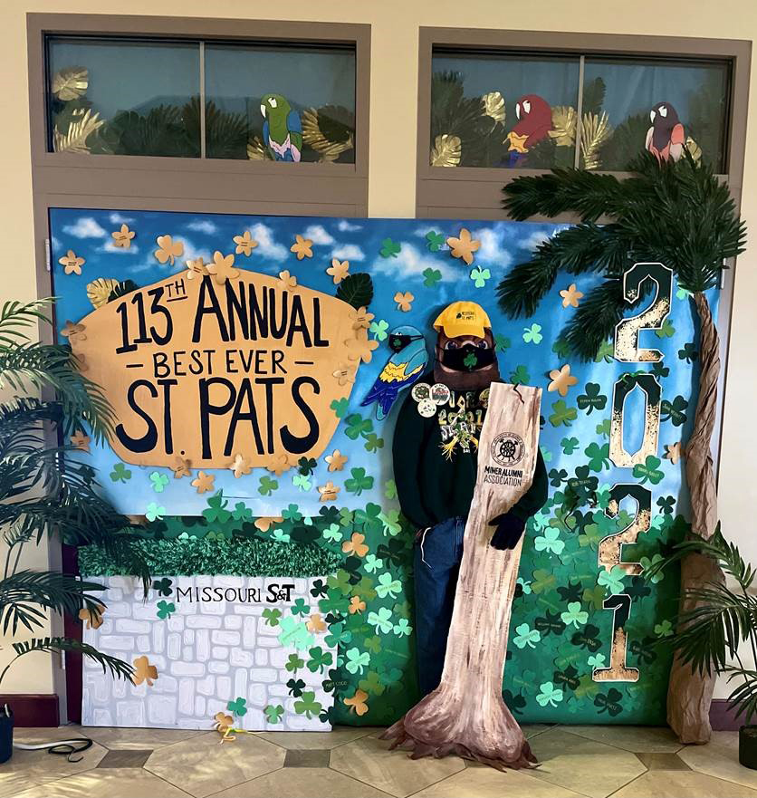 Missouri S&T – eConnection – Alumni house wins door decoration contest